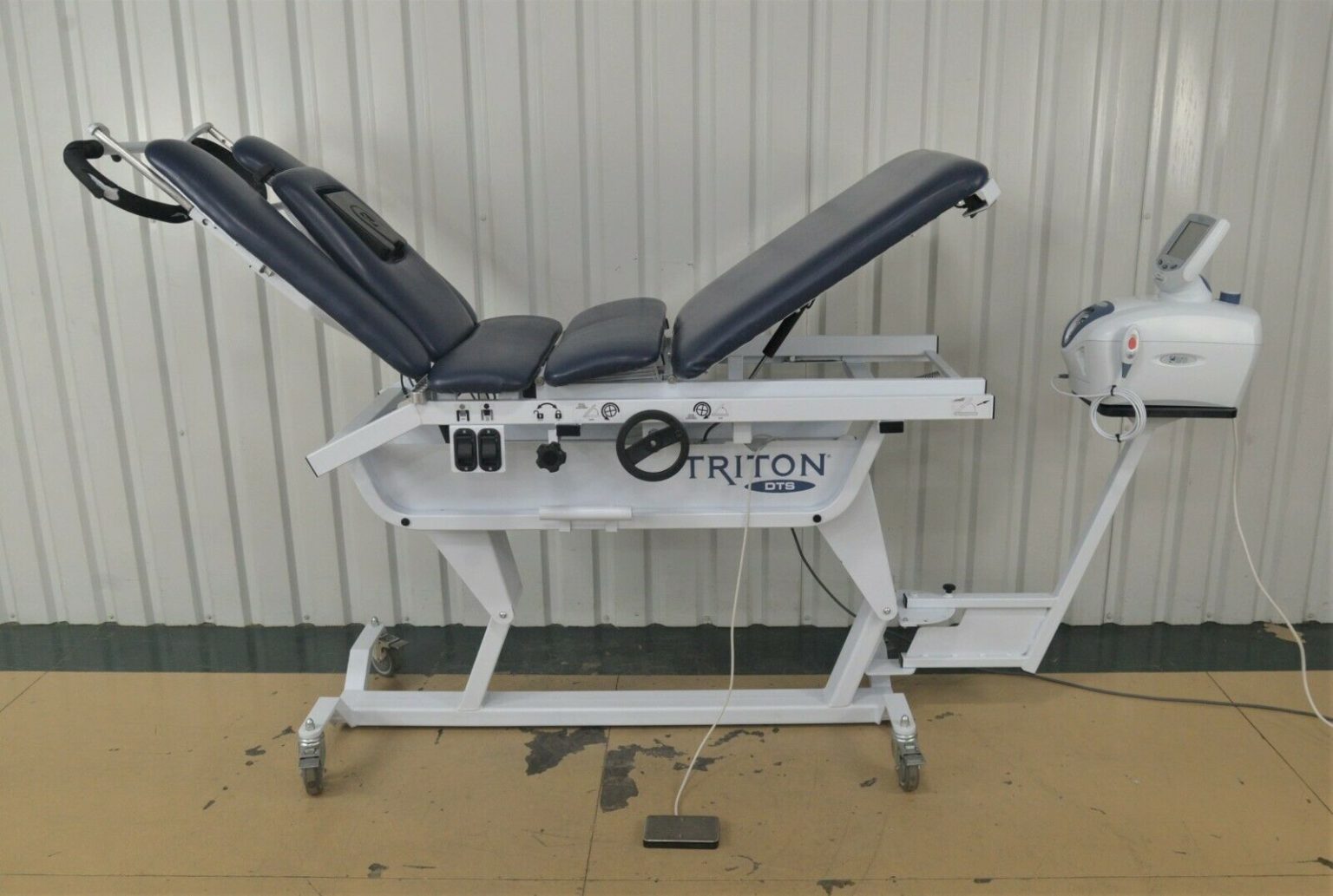Chattanooga Triton DTS 2841 Traction Unit w/ TRT-600 Treatment Table ... Chattanooga Triton DTS 2841 Traction Unit w/ TRT-600 Treatment Table ...