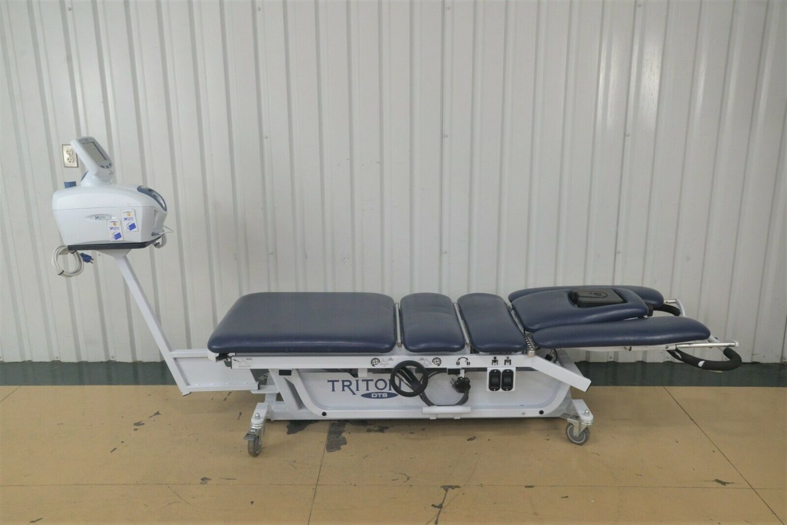 Chattanooga Triton DTS 2841 Traction Unit w/ TRT-600 Treatment Table ... Chattanooga Triton DTS 2841 Traction Unit w/ TRT-600 Treatment Table ...