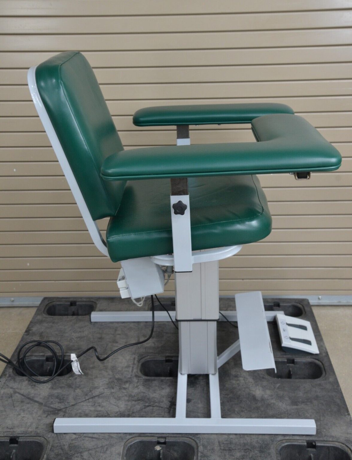 Custom Comfort Medtek 1202-LU/AP Phlebotomy Chair with Foot Pedal ...